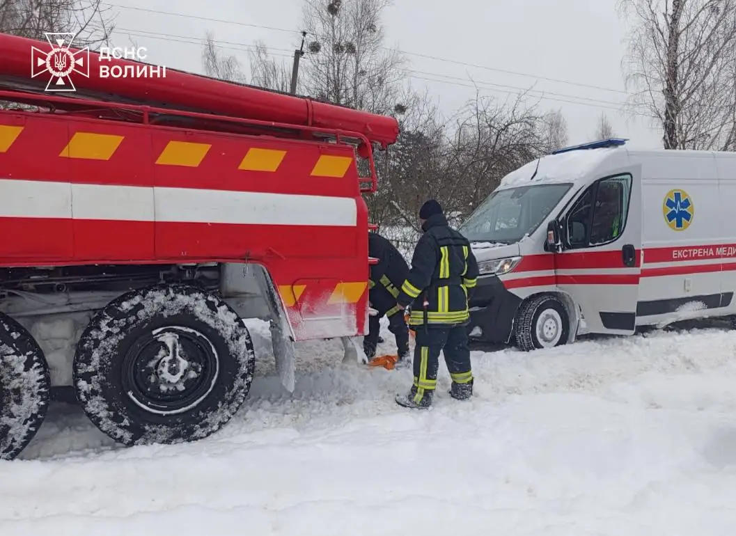 На Камінь-Каширщині рятувальники та місцеві жителі витягнули «швидку» з породіллею | БУГ - Bug ...